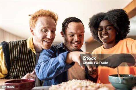 집에서 피자를 만드는 친구 특별한 도움이 필요한 사람 포함 요리하기 음식 준비에 대한 스톡 사진 및 기타 이미지 요리하기 음식 준비 다운 증후군 장애 Istock