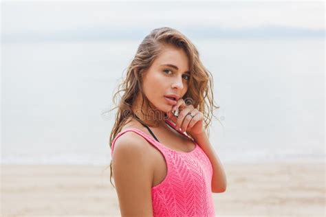 Ragazza Esile Bella Che Posa Sulla Spiaggia Sabbiosa Immagine Stock Immagine Di Sabbia