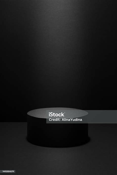 프리젠테이션 화장품 상품 광고 그라디언트 디자인 미니멀리스트 스타일의 모형 수직을 위한 광점 템플릿이 있는 광선에 하나의 실린더 연단이 있는 추상적인 검은색 장면 강단에