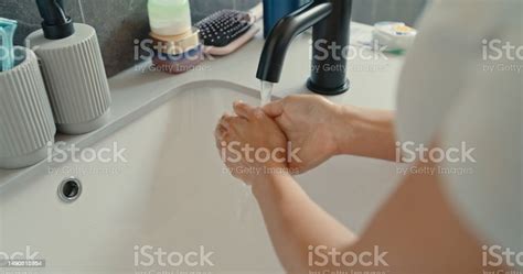 여자와 물로 손 씻기 청소 및 위생 박테리아로부터 손을 깨끗하게하고 욕실에서 근접 촬영으로 건강 스킨 케어 피부과 및 소독 여성 그루밍 및 웰빙 지속 가능한 자원에 대한