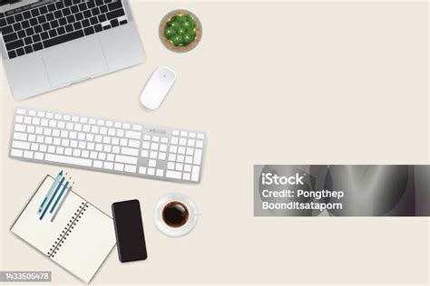 현실적인 작업 공간 요소 책상 상단보기 현대 기술 작업 장소 공장 키보드 커피 컵 스마트 폰 노트북 항목 벡터 그래픽 작성 요소가있는 작업장 노트북에 대한 스톡 벡터 아트