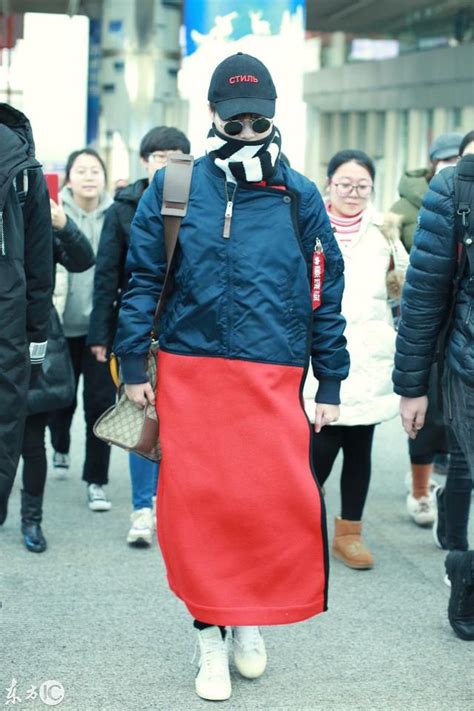 誰能說說李宇春今天在機場穿的這條是裙子還是褲子 每日頭條
