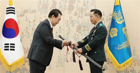 尹대통령 중장 진급자 18명에 삼정검 수여…북이 도발한다면 단호히 대응 주문