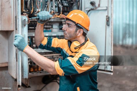 전기 기술자는 배선 극성 접지 전압을 테스트하고 클램프 미터 드라이버 및 커터가 포함된 수공구를 사용하여 전기 유지 관리를 수행합니다 감독의 일상적인 작업 30 34세에
