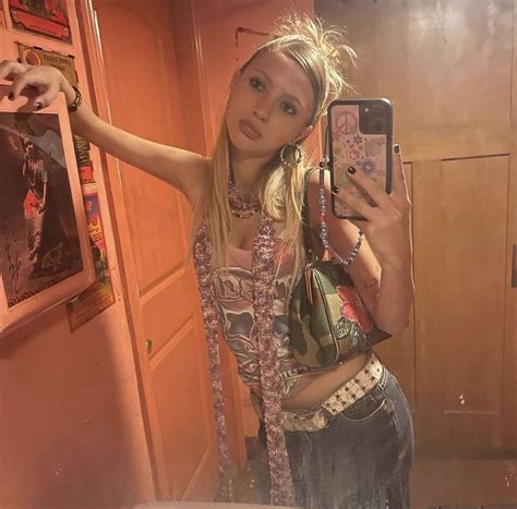 Pin By Sarah On Posespo Fashion Outfits Fashion Inspo Fashion