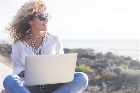 기술 그리고 여행입니다 야외에서 근무 프리랜서 개념입니다 해변에서 야외 노트북을 사용 하 여 아주 젊은 여자 일 하는 행복 한 사람 야외에 대한 스톡 사진 및 기타 이미지