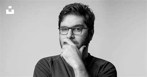 검은 색 긴 소매 셔츠에 검은 색 안경 안경을 쓴 남자 사진 Unsplash의 무료 회색 이미지