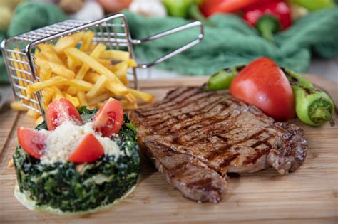 페 퍼 소스를 곁들인 클럽 비프 스테이크와 나무 배경 위에 구운 채소를 커팅 합니다 0명에 대한 스톡 사진 및 기타 이미지 0명 검은색 고기 Istock