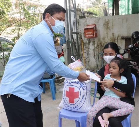 ប្រជាពលរដ្ឋទីទ័លក្រចំនួន២០គ្រួសារ នៅសង្កាត់បឹងត្របែក ទទួលអំណោយកាកបាទក្រហមកម្ពុជា តាម រយៈ