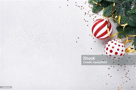 흰색과 빨간색 Baubles 공 선물 상자와 흰색 배경에 장식 리본과 전나무 나무 가지와 샴페인 크리스마스 또는 새해 개념 새해 복 많은 2022 모의 생일에 대한 스톡