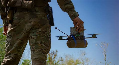 우크라이나 광섬유 드론 공격 민간 창고에 숨은 러시아 전차와 기갑부대 초토화 군사돋보기