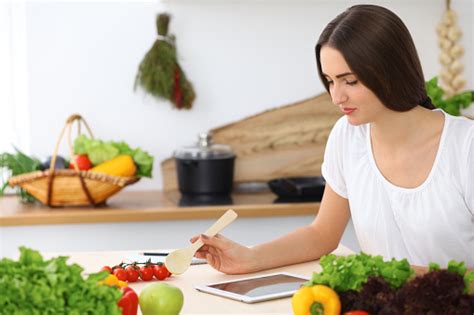 아름 다운 스페인 여자는 태블릿 컴퓨터와 신용 자동차 쇼핑 온라인 만들기 가정 생활에 대한 스톡 사진 및 기타 이미지 가정 생활 가정 주방 가정 주부 Istock