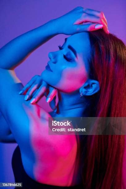 손을 들고 포즈를 취합니다 네온 빛과 스튜디오에 서 유행 젊은 여자 20 24세에 대한 스톡 사진 및 기타 이미지 20 24세 가냘픈 갈색 Istock