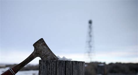 Двойкаджия вилня с брадва в училище