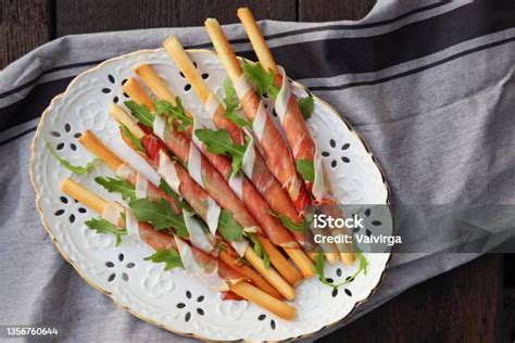 안티파스토 플래터 차가운 고기 접시와 그리시니 빵 스틱 프로슈토 슬라이스 햄 나무 배경에 아루굴라 고기 전채 위쪽 보기 0명에 대한 스톡 사진 및 기타 이미지 Istock