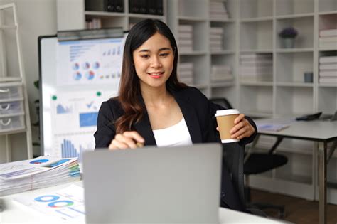 사무실 책상에서 노트북과 서류 작업을 하는 매력적인 아시아 사업가 25 29세에 대한 스톡 사진 및 기타 이미지 25 29세 경영자 계획 Istock