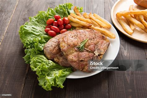 구운 포크 찹 스테이크 및 야채면 프렌치 프라이와 함께 제공 2015년에 대한 스톡 사진 및 기타 이미지 2015년 갈색 감자 요리 Istock