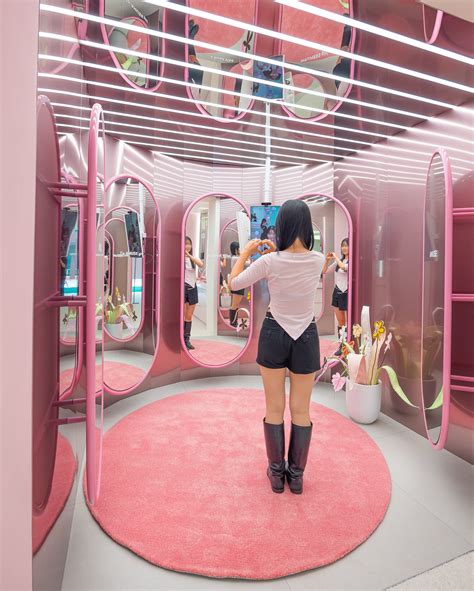 플레이스 아카이브 L 전시팝업공간디자인 광고 성수동에 등장한 어뮤즈 플래그십 스토어🎀 어뮤즈의 두 번째 플래그십 스토어 핑크하우스 가 성수동 연무장길에