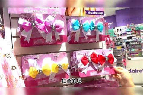 外国小女孩想要一个新发型，爸爸帮她挑时尚珠宝和配饰