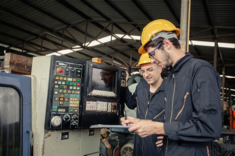 산업 공장에서 일하는 두 명의 노동자 제조 활동을 함께 작동합니다 공장의 생산 공정을 점검하고 점검하는 작업자 및 엔지니어 25 29세에 대한 스톡 사진 및 기타 이미지