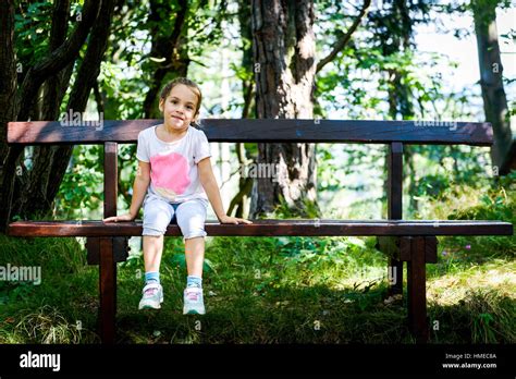 Kleines Mädchen Sitzt Auf Der Bank Im Wald Aktive Familien Eltern Und