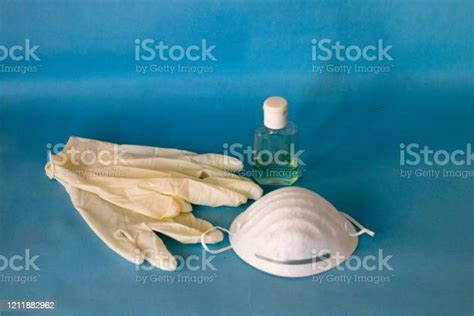 손 소독제 얼굴 마스크 및 장갑은 코로나 바이러스로부터 보호하기 위해 전 세계 사람들이 사용합니다 0명에 대한 스톡 사진 및 기타 이미지 Istock