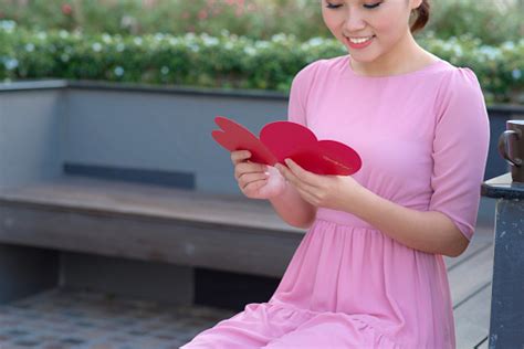 큰 빨간 심 혼 매력적인 여자와 행복 한 아름 다운 여성 독서 로맨틱 엽서의 이미지 있어 관능적인 인사말 카드 발렌타인 데이 사랑 개념 공휴일에 대한 스톡 사진 및 기타