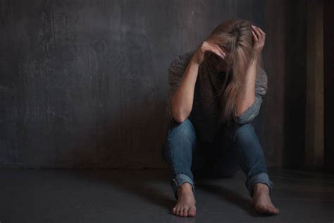 悲伤的年轻女子坐在墙上那个年轻的金发女郎图片 包图网企业站