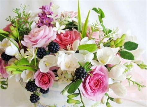 Цвіт вишні цвіт яблуні ожинові троянди весна у вазі онлайн пазл