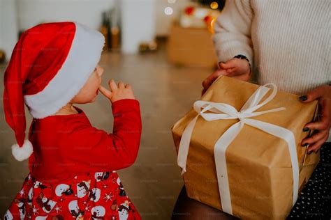 가방을 들고 있는 사람 사진 Unsplash의 크리스마스 선물 이미지