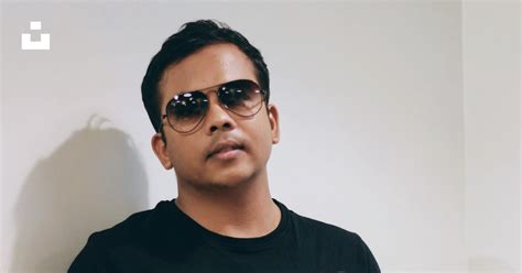 검은색 크루넥 티셔츠를 입은 남자 흰색 세라믹 머그잔을 들고 검은색 선글라스를 착용 사진 Unsplash의 무료 사람 이미지