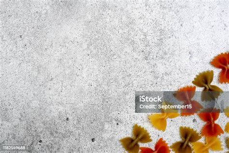 조리되지 않은 파스타의 종류 녹색 노란색 과 빨간색 파스타 Farfalle 밝은 콘크리트 배경에 건조 위에서 촬영 플랫 레이 상단 보기 복사 공간 0명에 대한 스톡 사진 및