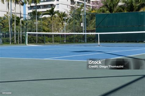 파란색 바닥이있는 테니스 코트 스포츠 연습에 적합합니다 하드 조명 선택적 초점 0명에 대한 스톡 사진 및 기타 이미지 0명 건강한 생활방식 경기 스포츠 Istock