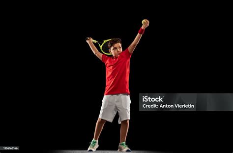 소년의 전체 길이 초상화 움직이는 테니스 선수 검은 백고운트 위에 고립 된 라켓으로 공을 발로 볼 서빙 8 9 살에 대한 스톡 사진 및 기타 이미지 Istock