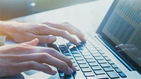 Trivia क्या आपको पता है कीबोर्ड के F और J बटन के ऊपर उभार क्यों बने होते हैं Why Are There