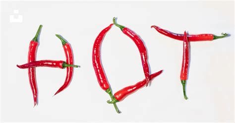 흰색 바탕에 빨간 칠리 고추 사진 Unsplash의 무료 빨강 이미지