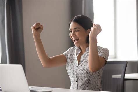 성공적인 금융 프로젝트 결과를 축하하는 젊은 아시아 비즈니스 우먼 성공에 대한 스톡 사진 및 기타 이미지 성공 축하 고객 Istock