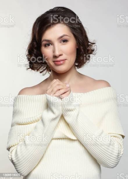 갈색 머리 아름 다운 여자 회색 배경에 큰 흰색 모직 스웨터를 입고 35 39세에 대한 스톡 사진 및 기타 이미지 35 39세 가리기 갈색 눈 Istock