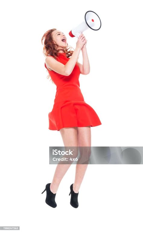 1819 세의 전체 길이 아름다운 빨간 머리 백인 젊은 여성 십대 소녀 점프 드레스와 하이힐을 입고 침략 화가 불쾌 좌절 비명 심각한 소리 말하기 기쁨 흥분 비명에 대한