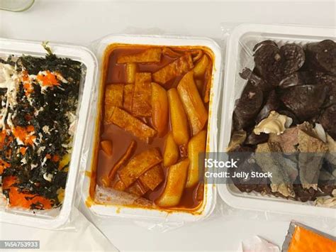 떡볶이 순대 주멅밥을 곁들인 한국 길거리 음식 스낵 세트 메뉴 그릇에 대한 스톡 사진 및 기타 이미지 그릇 길거리 음식