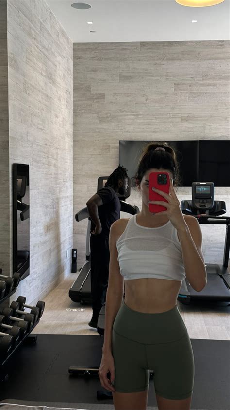 Kendall Jenner Shows Off Chiseled Abs In Sports Bra And Spandex Shorts In New Mirror Selfie
