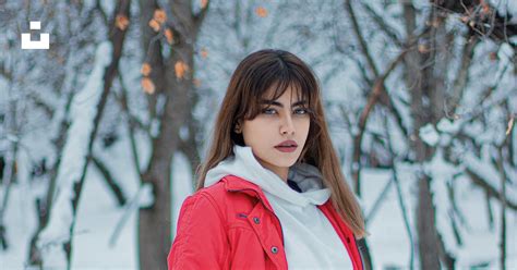 빨간 재킷을 입은 여자가 눈 속에 서 있다 사진 Unsplash의 무료 소녀 이미지