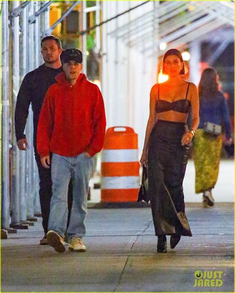 Photo Justin Bieber Goes Shirtless Walk With Hailey Bieber Photo