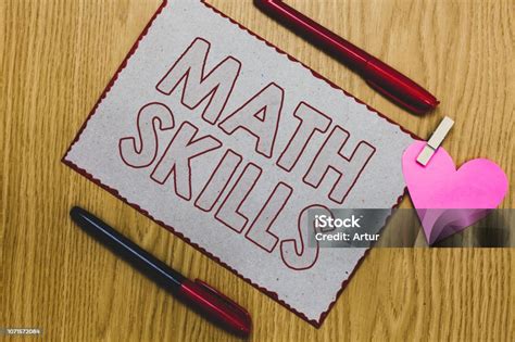 필기 텍스트 쓰기 수학 능력입니다 숫자를 계산 하는 방법은 시작을 의미 하는 개념 추가 분할 사용 방정식 조각 종이 옷 핀 심장 마커 낭만적인 메시지 나무 테이블을 잡고