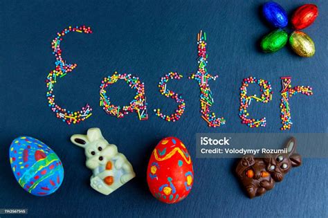 부활절 개념 여러 가지 빛깔의 사탕 초콜릿 토끼와 부활절 달걀과 어두운 파란색 배경에 부활절의 형태로 배치 됩니다 0명에 대한 스톡 사진 및 기타 이미지 Istock
