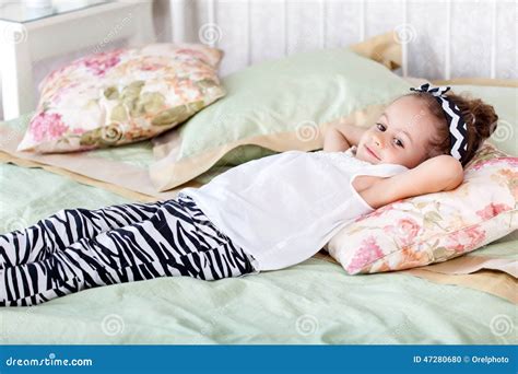 Mädchen Liegt Auf Dem Bett Stockfoto Bild Von Lebensstil 47280680
