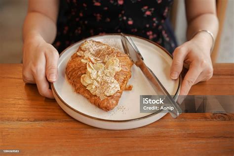 신선한 크루아상과 커피와 함께 나무 테이블에 버터를 곁들인 맛있는 조식 금 금속에 대한 스톡 사진 및 기타 이미지 금 금속 달콤한 롤빵 달콤한 음식 Istock