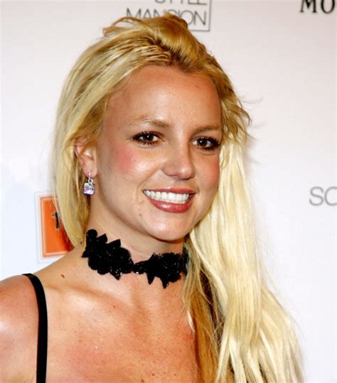 Britney Spears Αποκάλυψε γιατί ξύρισε το κεφάλι της το 2007 Marie Claire Ότι έχει σημασία