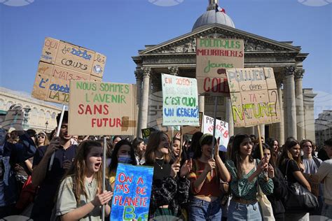Екоактивист свали наполовина френското знаме от покрива на Пантеона в