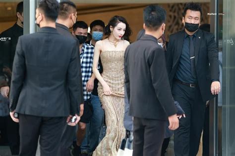 迪丽热巴鎏金吊带长裙造型曝光 复古短发经典优雅气质好新浪图片